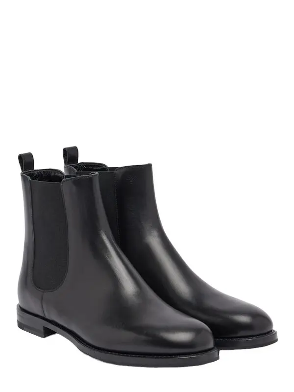 Manolo Blahnik Leather Chelsea Boots - Black