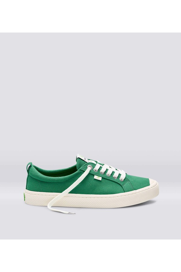 Cariuma Oca Low Canvas Sneaker - Green | Editorialist