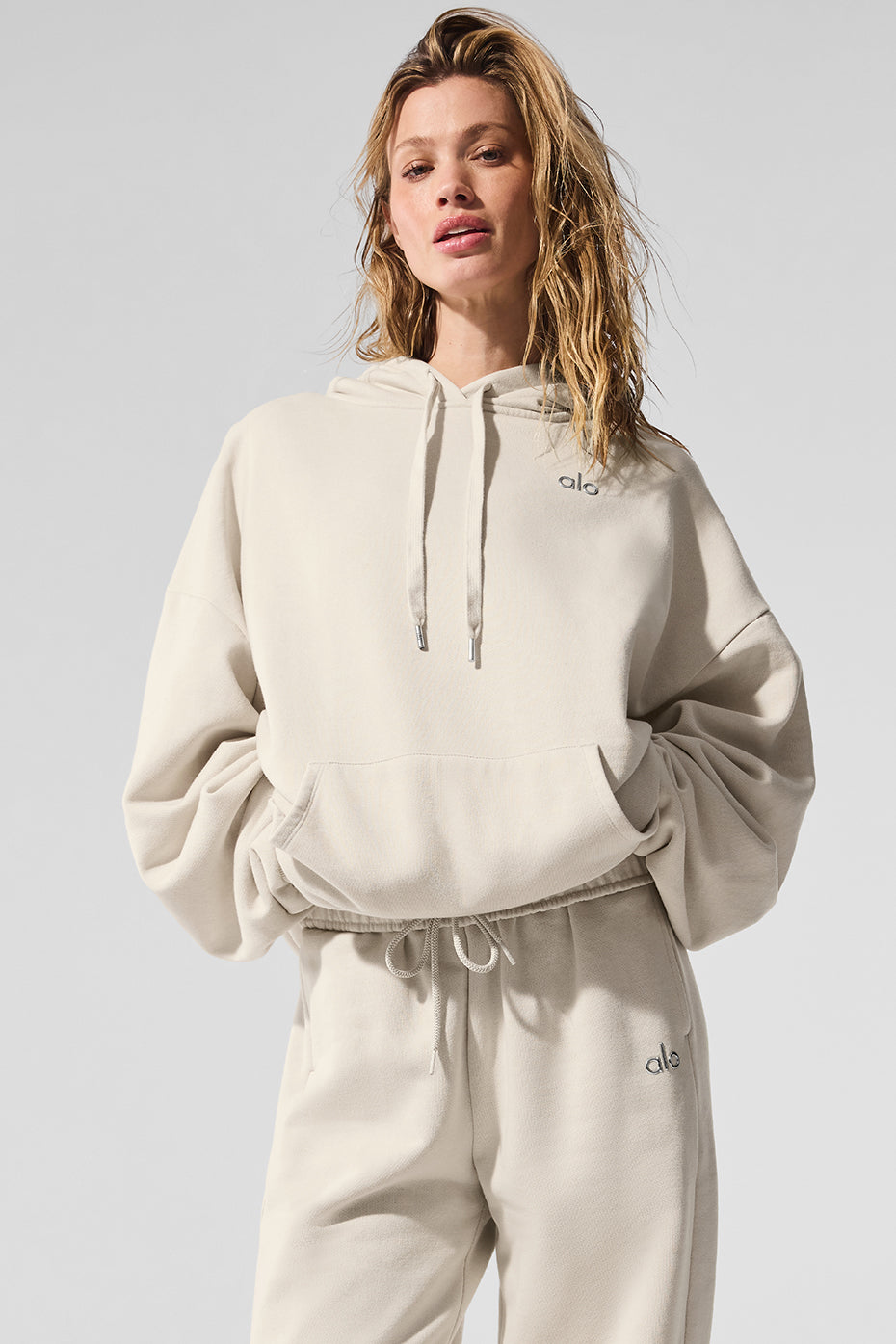 alo パーカー　Accolade フーディ XS ベージュ Alo Yoga Accolade Hoodie In Beige, Size - Bone | Editorialist