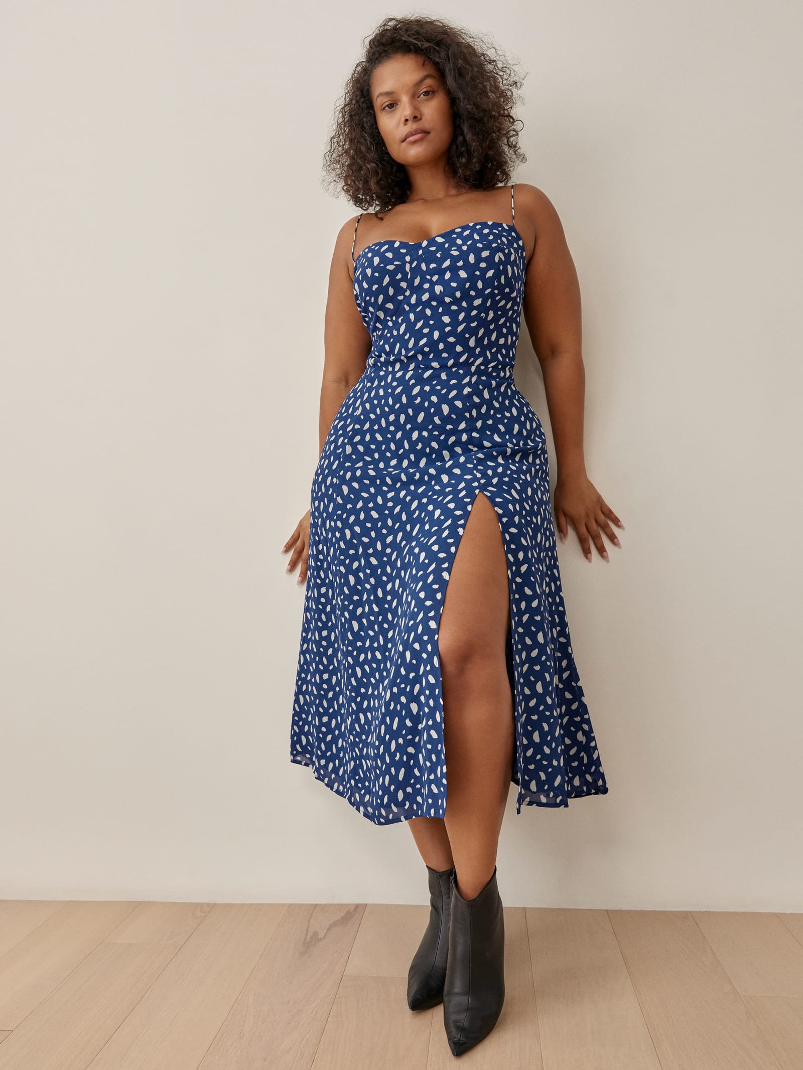 reformation juliette dress Rent Buena Midi in Emerald Floral Print Theres Also A Side Slit On The Skirt To Give Your Legs Some Breathing Room Reformation Juliette Dress Es -