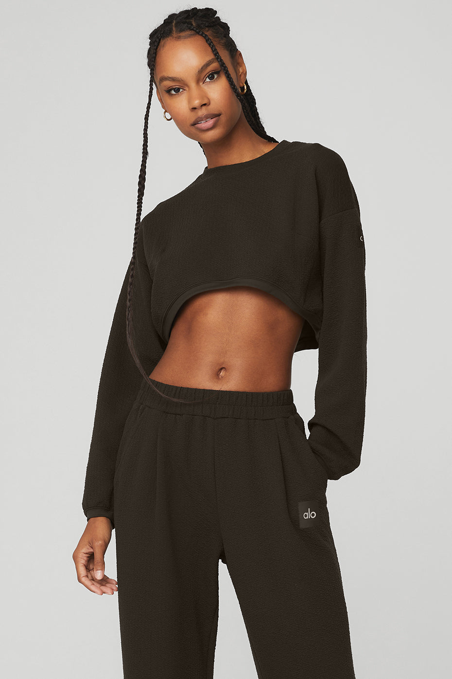 【即購入OK】Alo yoga Cropped Crewneck S Alo Yoga Cropped Tailored Crew Neck Sweatshirt - Ivory | Editorialist