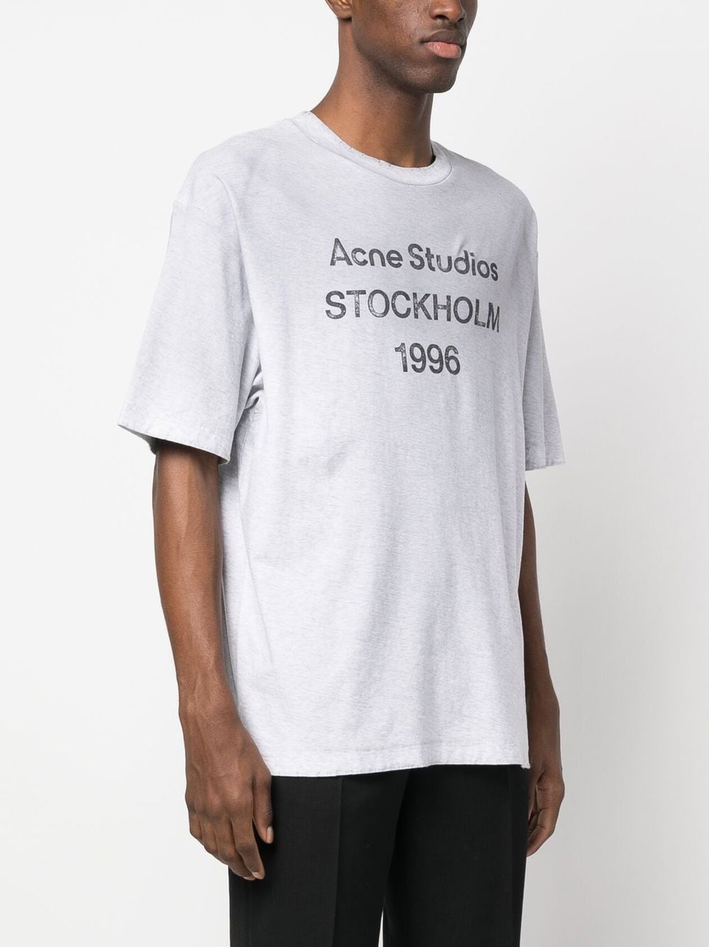 【Acne Studios】Stockholm 1996 print Tシャツ Acne Studios Logo Stockholm 1996-Print T-Shirt - Grey | Editorialist