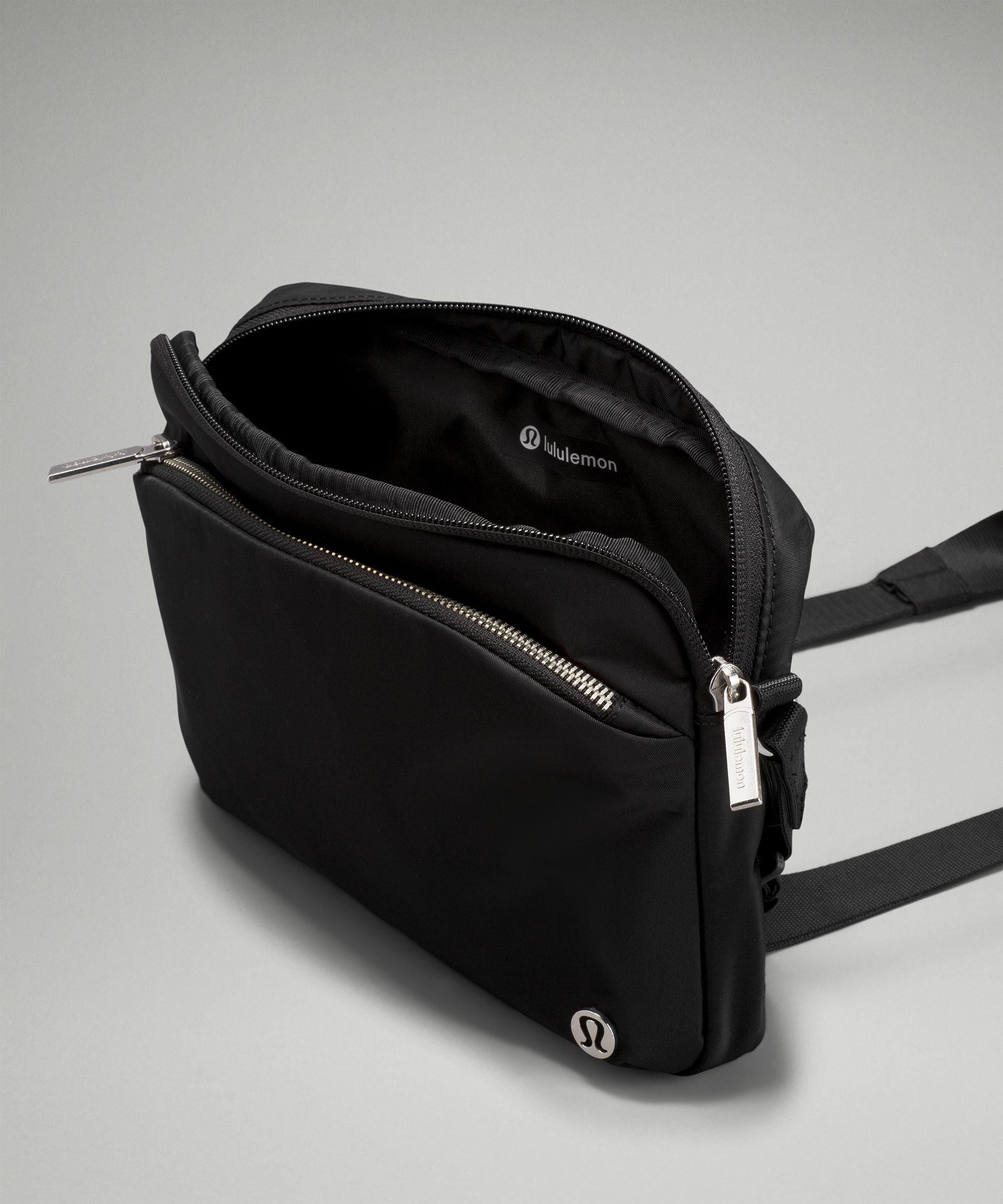 Lululemon ブラック ショルダーバッグ Lululemon City Adventurer Crossbody Bag 2.5l - Black | Editorialist