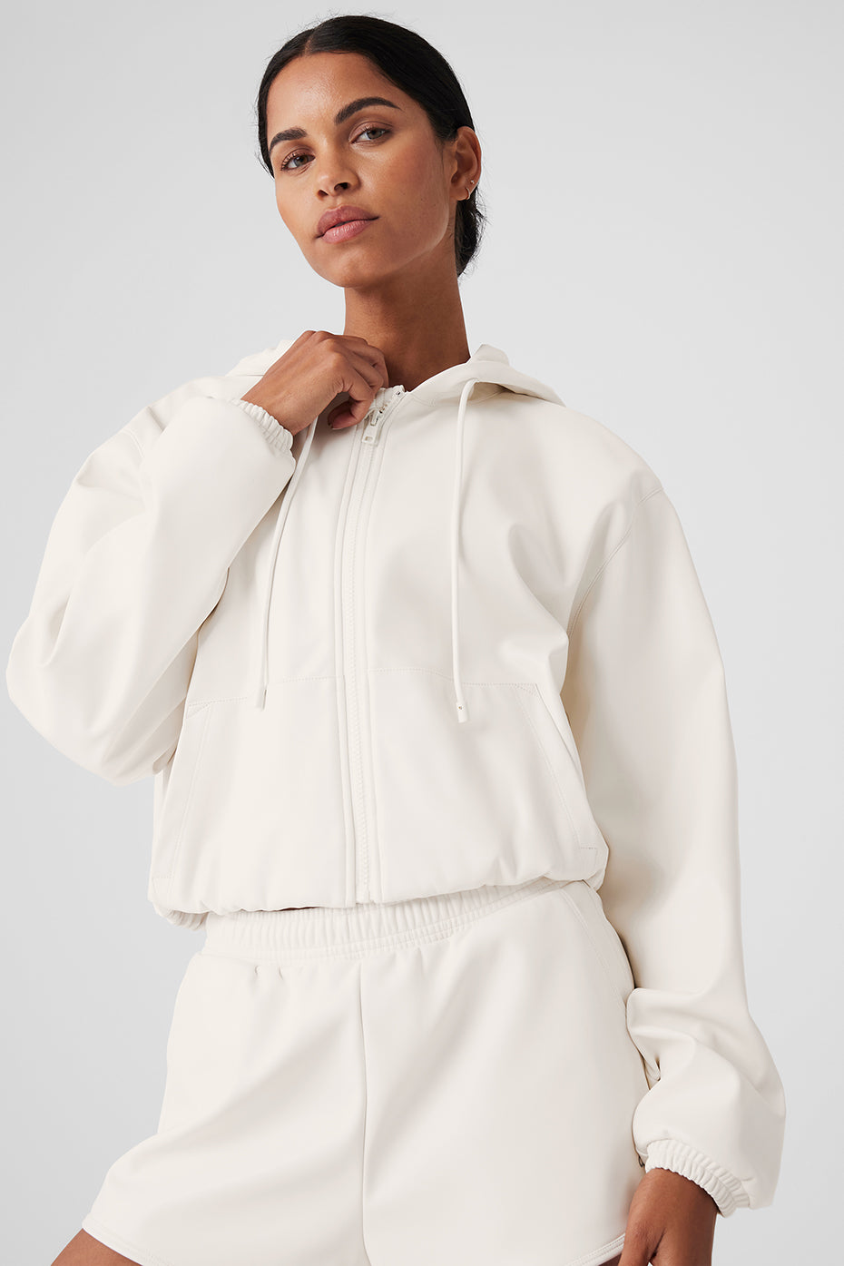 美品！alo フルジップフーディ XS アイボリー Alo Yoga Faux Leather Power Hour Full Zip Cropped Jacket - Ivory