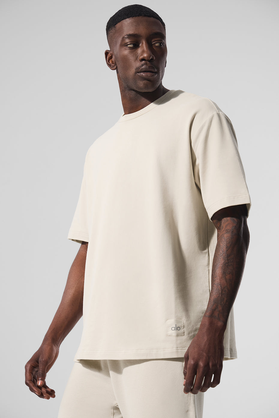 alo Yoga Tシャツ トップス カットソー 白 ホワイト Alo Yoga トップス アロー クロップド カットソー 半袖 ロゴ (ALO Yoga