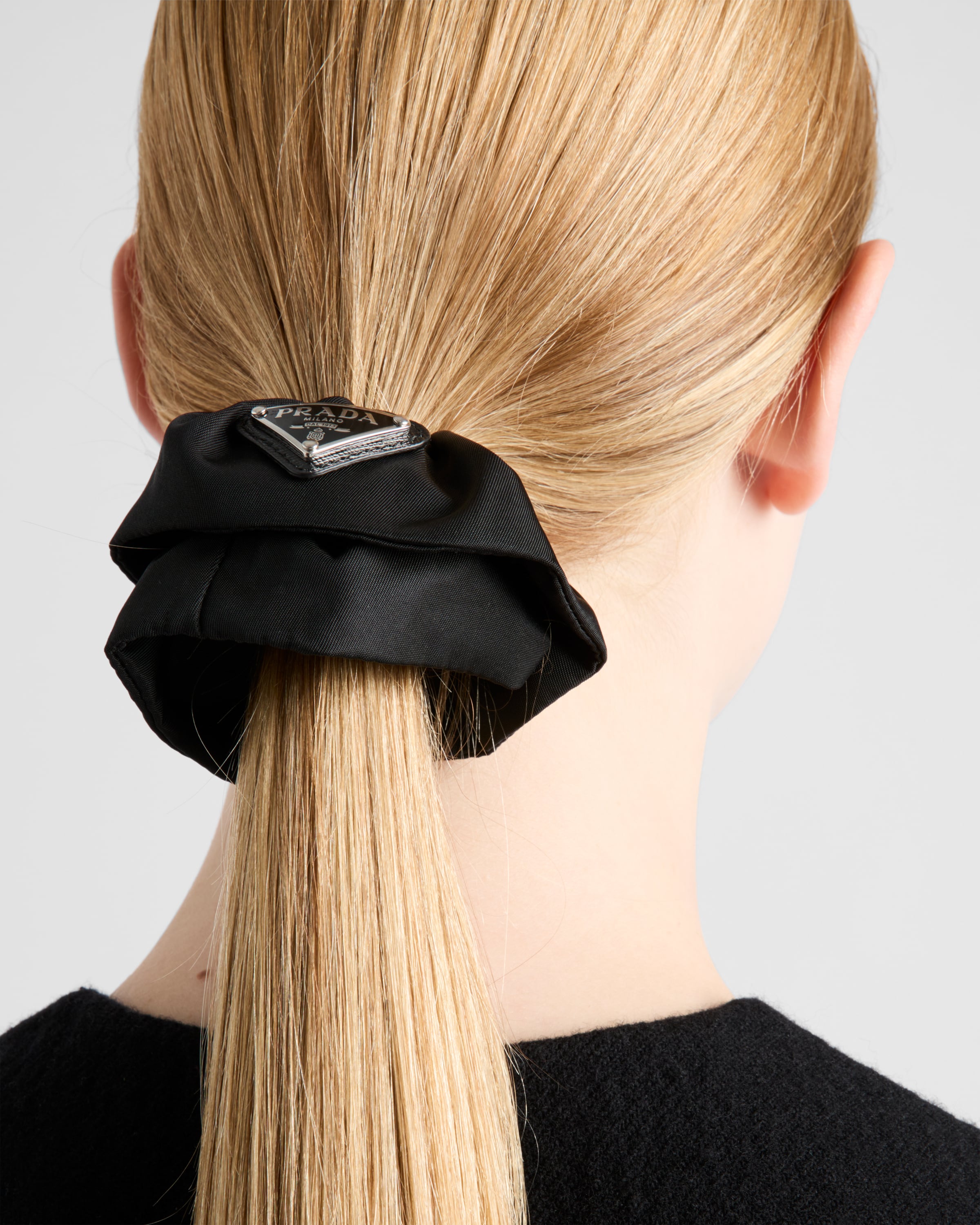 PRADA ブラックリナイロン ヘアシュシュ Prada Re-Nylon Scrunchie - Black | Editorialist