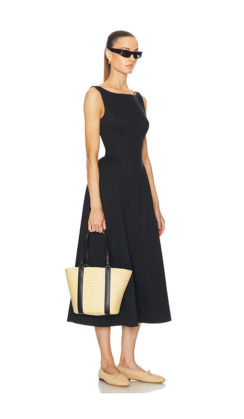 stretch cotton sateen midi dress helsa STUNNING SILHOUETTES @hoskelsa wearing the black Stretch Cotton Sateen Midi Dress from @helsastudio
