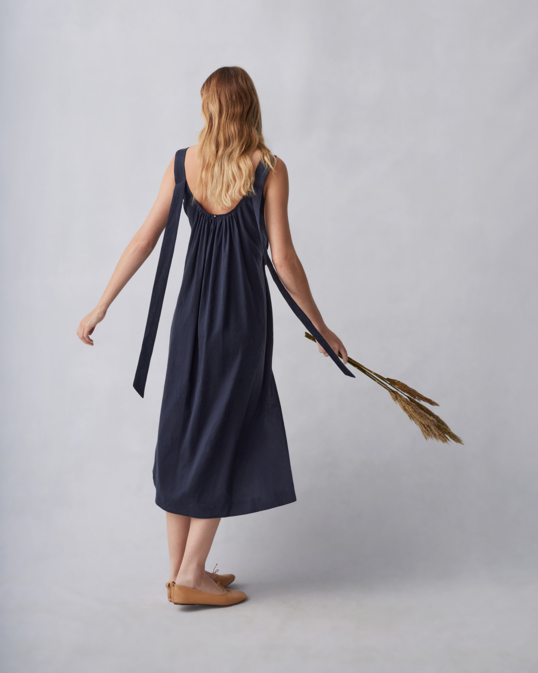 Cuyana Linen Gathered Back Dress - Navy | Editorialist