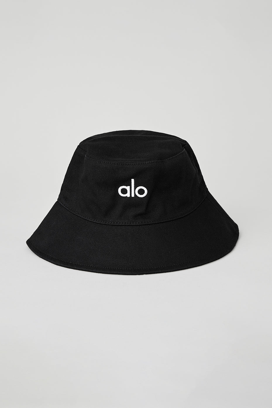 ALO Yoga Weekender Bucket Hat Alo Yoga Weekender Bucket Hat - Navy | Editorialist main image 4