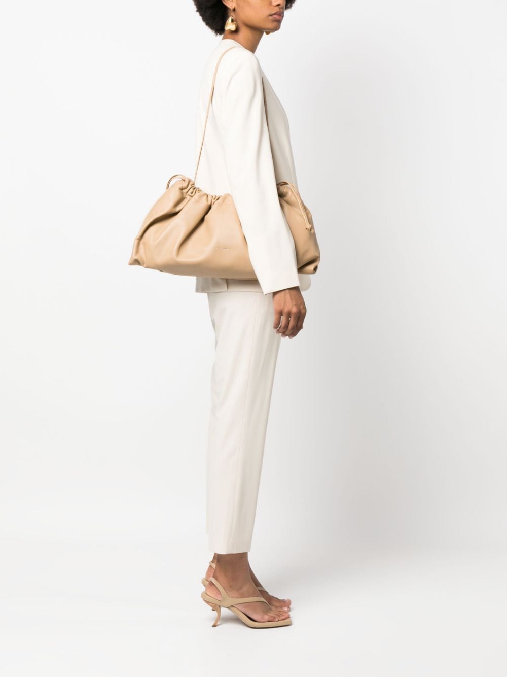 【アパルトモン】STUDIO AMELIAショルダーバッグ Studio Amelia Drawstring Leather Shoulder Bag In Neutrals - 20