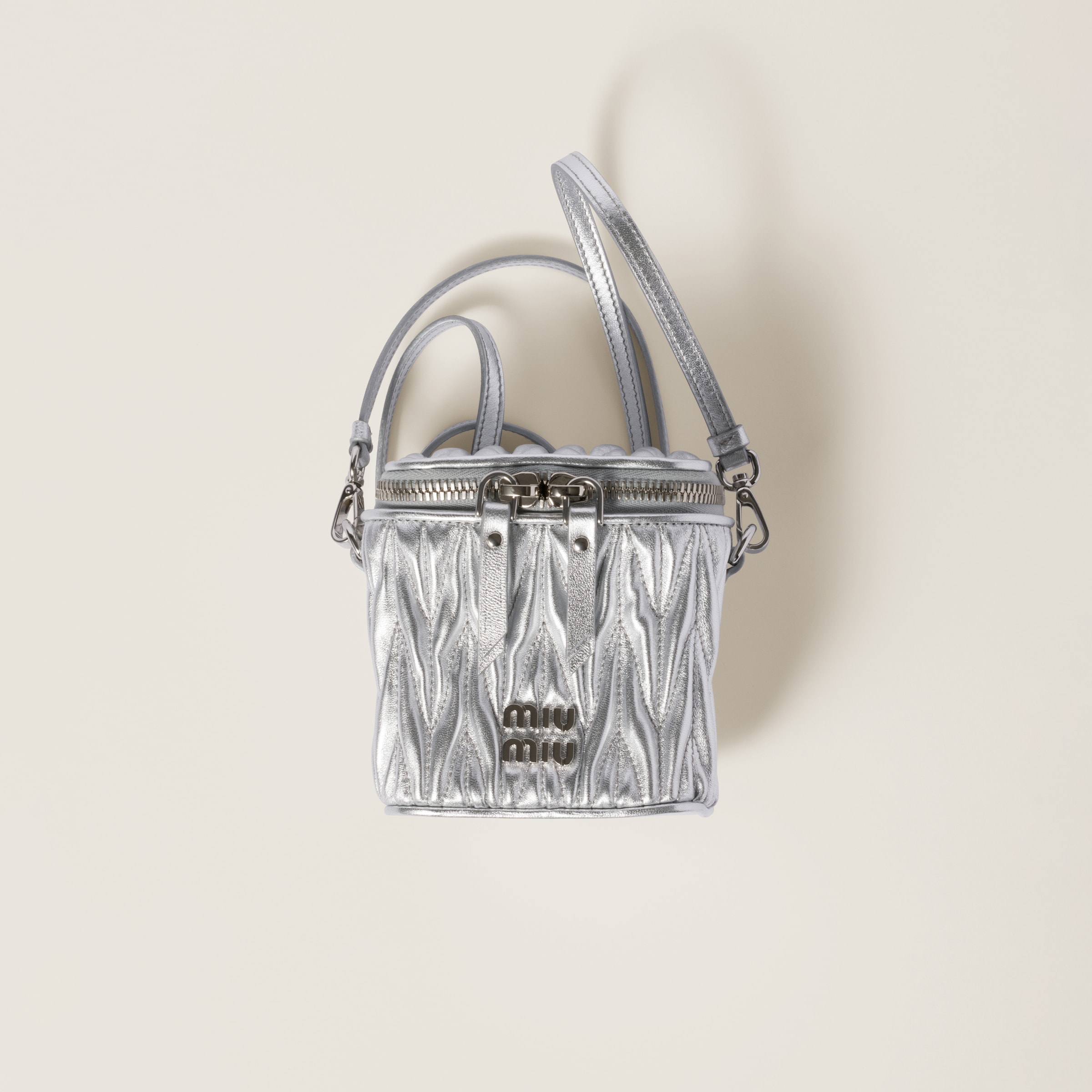 【さらん】miumiu MATELASSE クロスボディバッグ　シルバー Miu Miu Metallic Nappa Matelasse Crossbody Clutch Silver 1839192