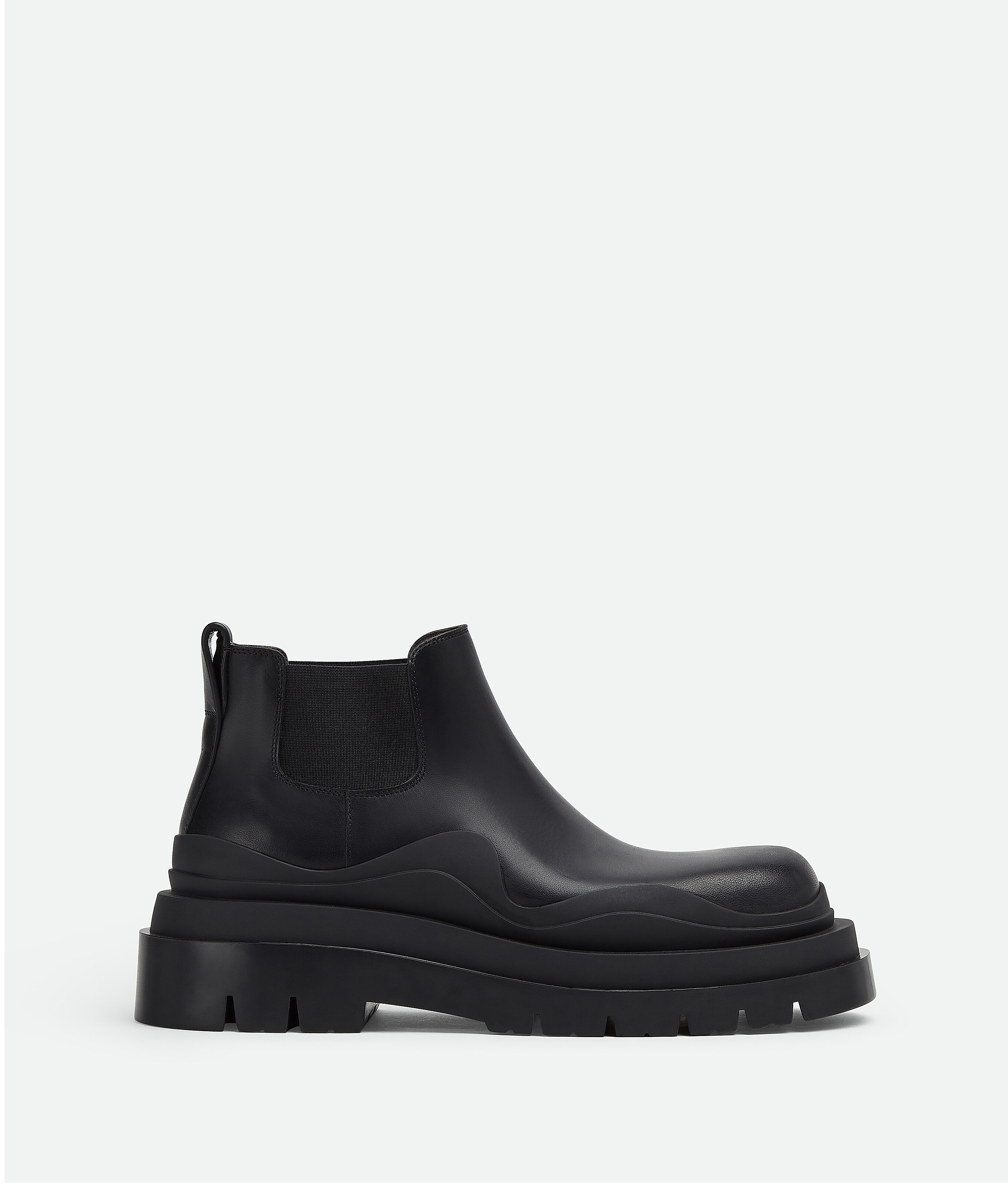 靴 BOTTEGA VENETA Tire Ankle Chelsea Boots Bottega Veneta Tire Ankle Chelsea Boot - Black | Editorialist