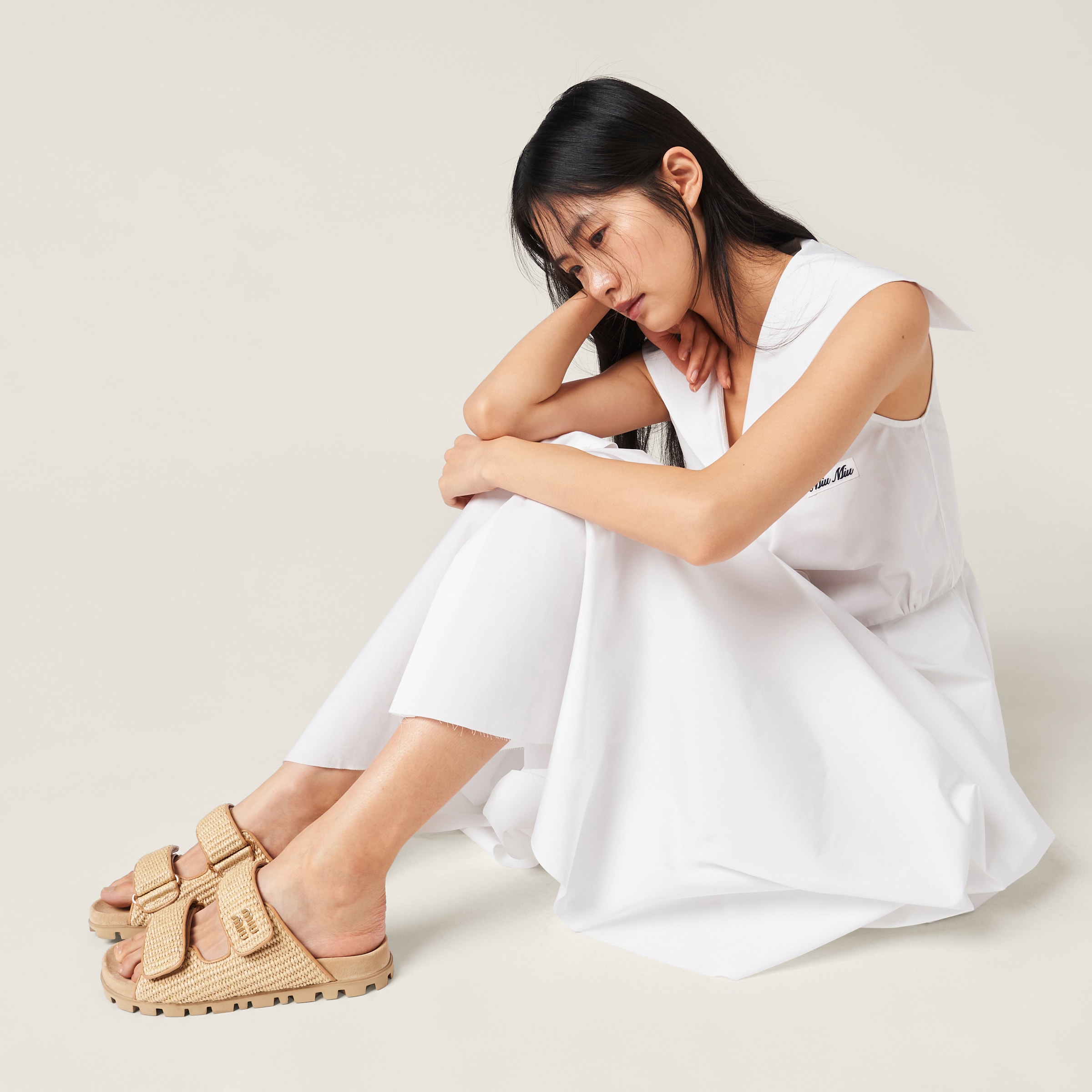 miumiu ラフィアエフェクトウーブンファブリック ウェッジサンダル