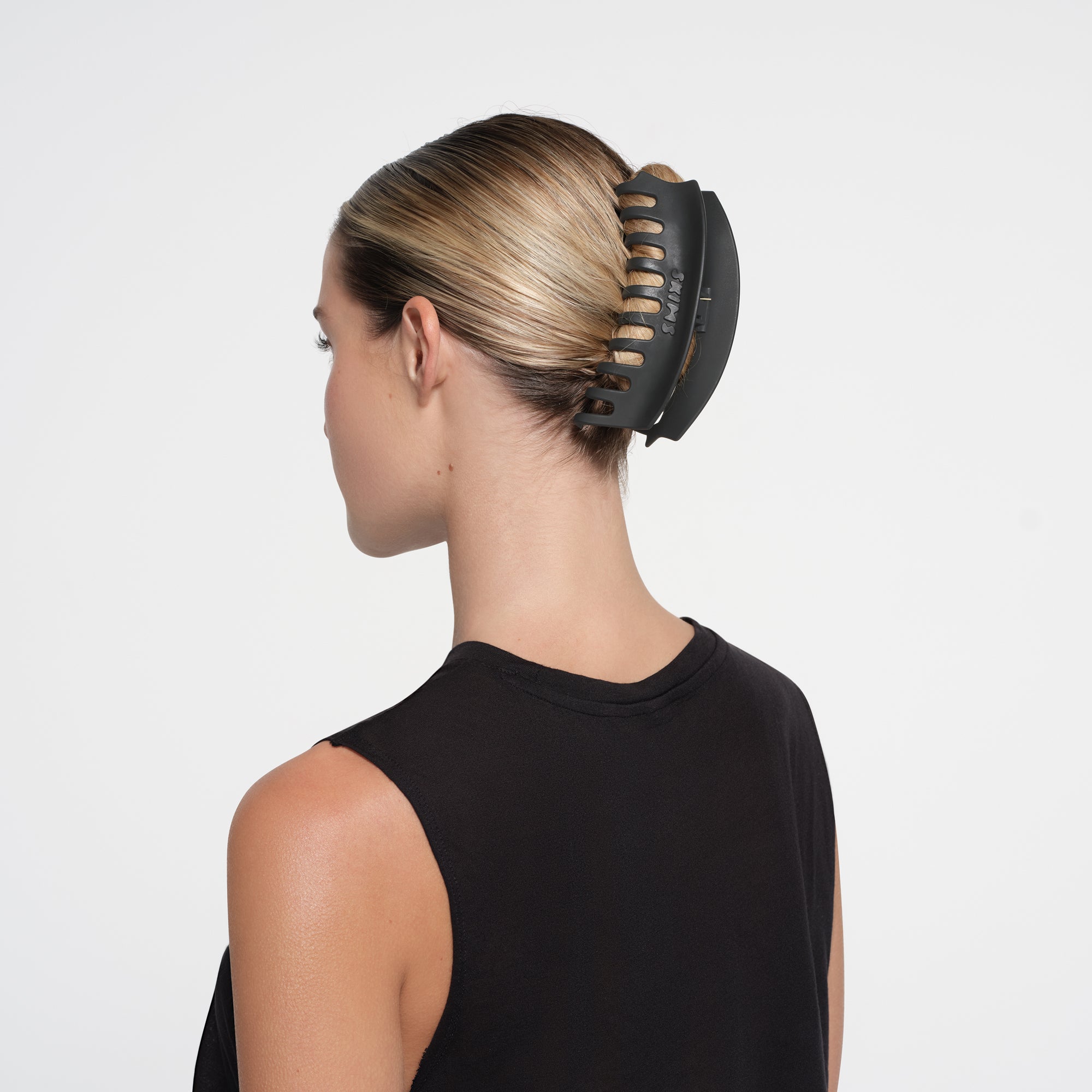SKIMS CURVED JUMBO HAIR CLAW CLIP TRUFFLE 31238816~sienna_0.jpg main image 2