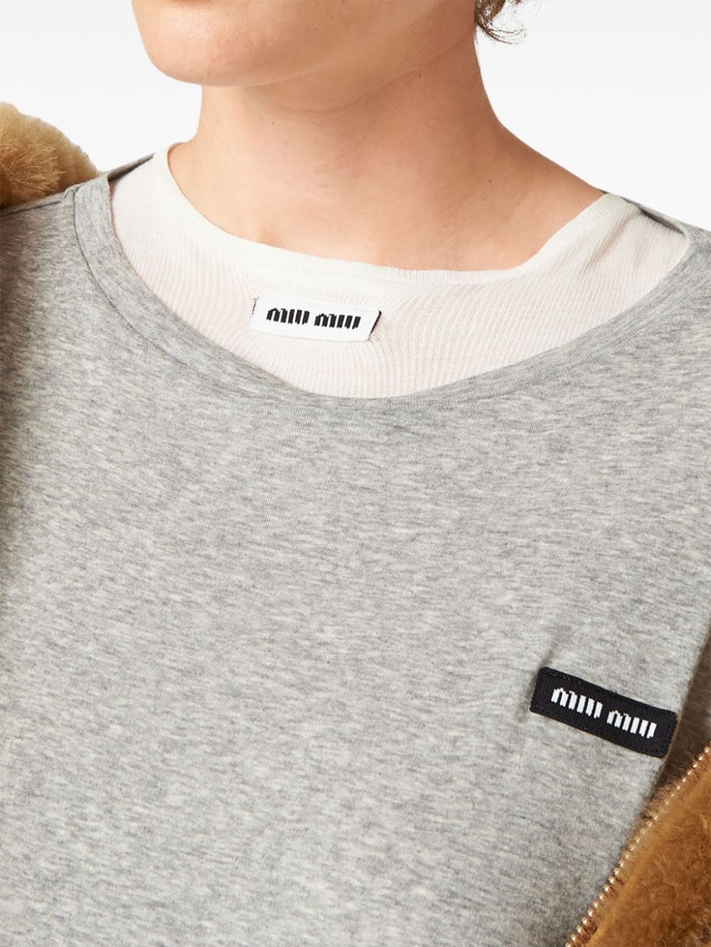 Miu Miu グレー 長袖 クロップドシャツ Miu Miu Logo-patch T-shirt - Grey | Editorialist