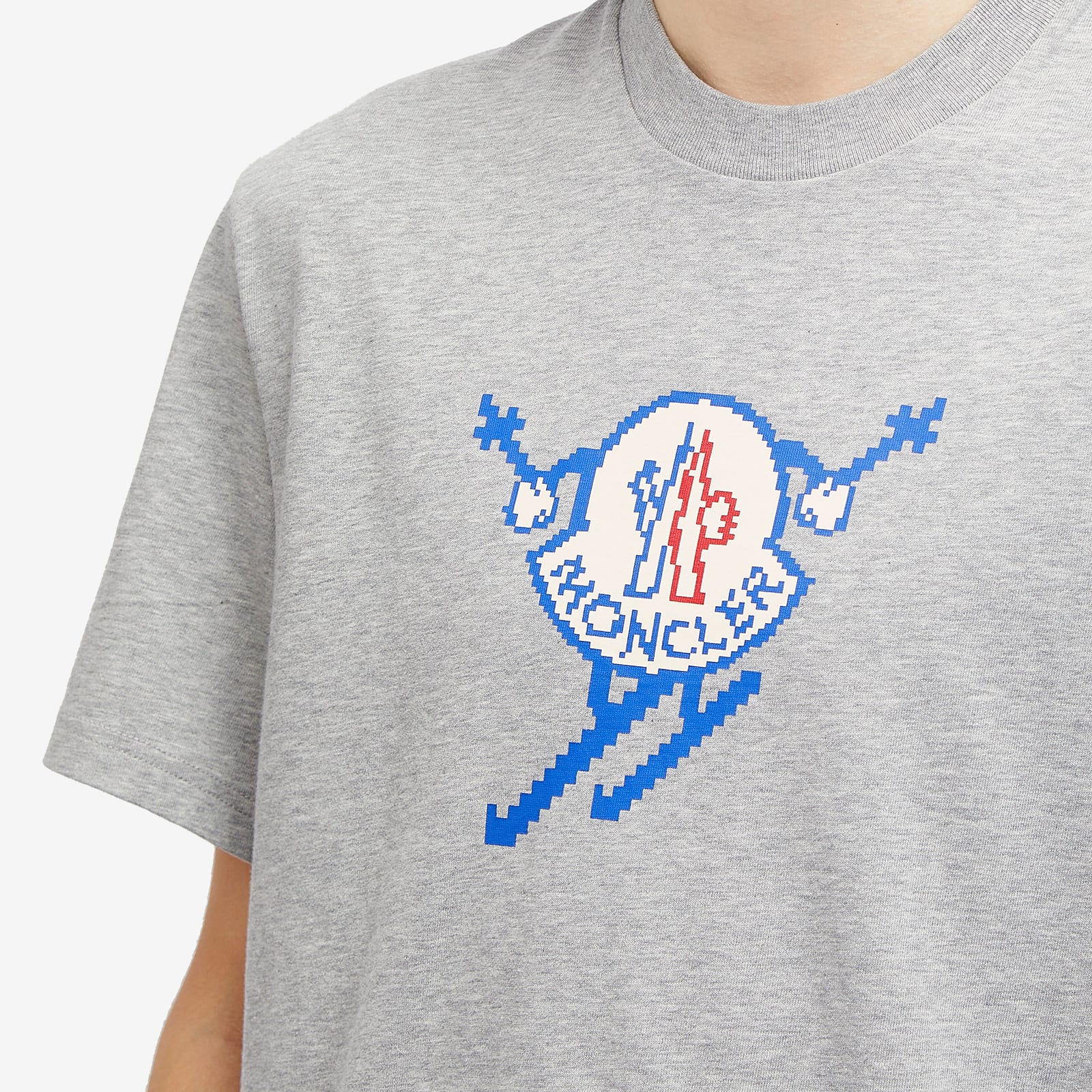 MONCLER グレー Tシャツ パッチ付き Moncler Skiing Pixel Logo T-Shirt - Grey | Editorialist