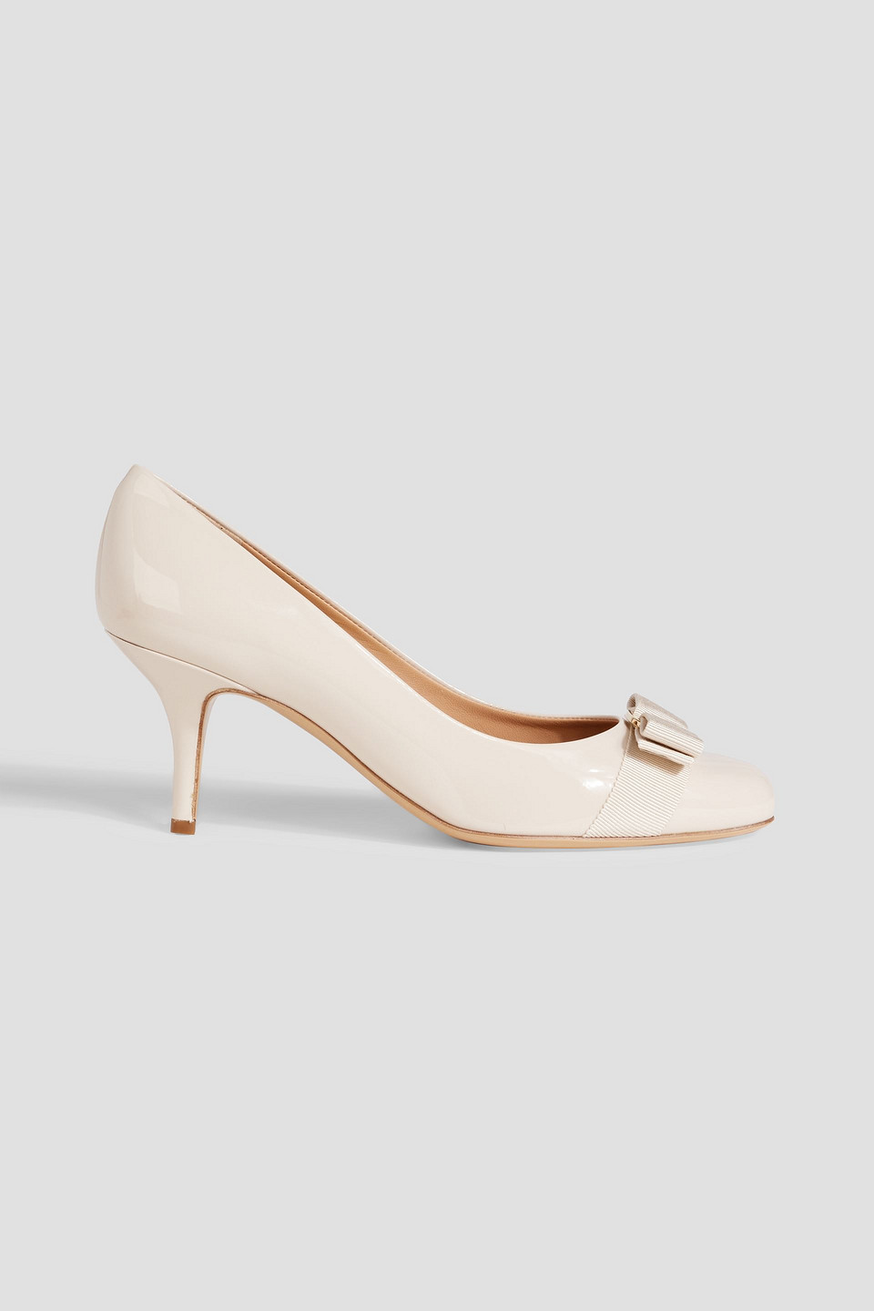 Ferragamo Carla 70 Patent-Leather Pumps With Bow Detailing In Ecru