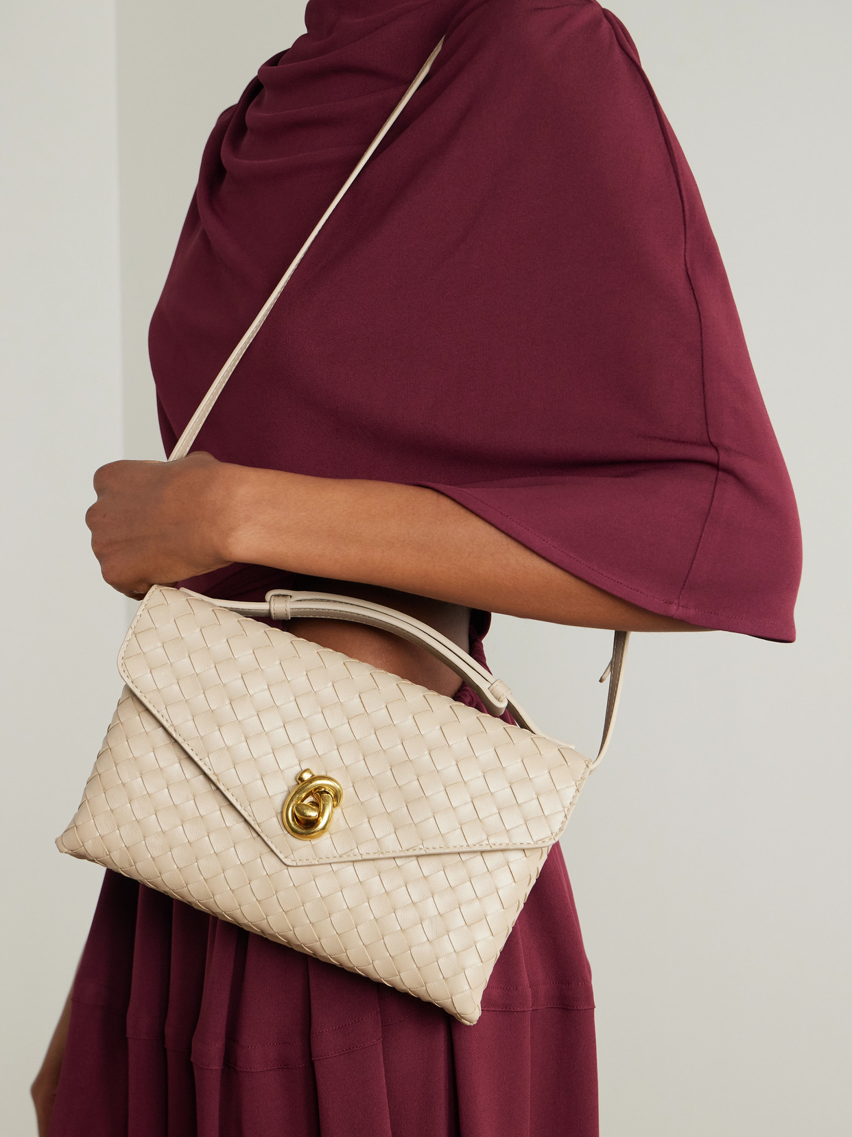BOTTEGA VENETA Bottega Veneta Knot Lock Medium Intrecciato Leather Shoulder Bag