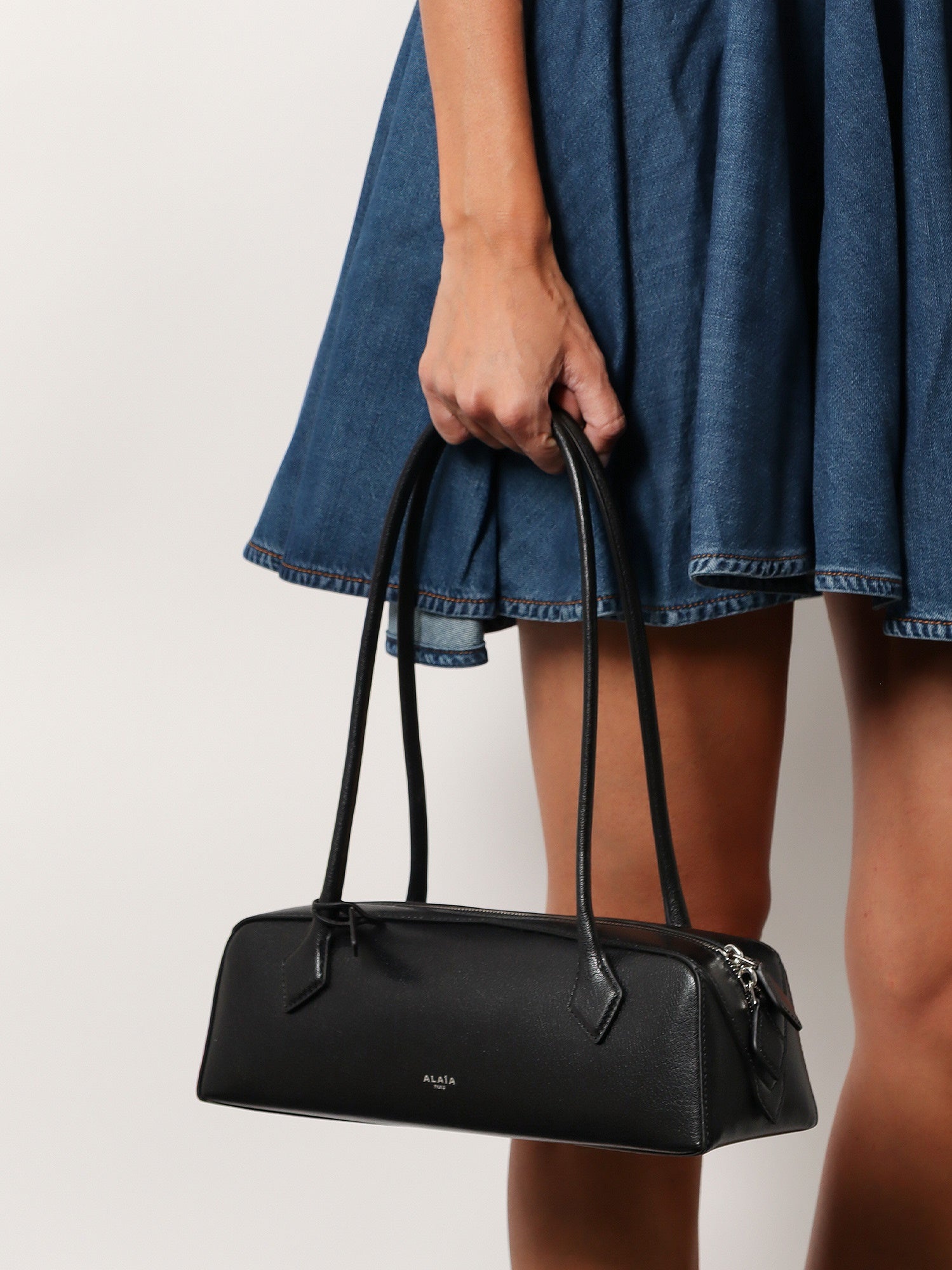 ALAÏA ALAIA Le Teckel Medium Leather Shoulder Bag