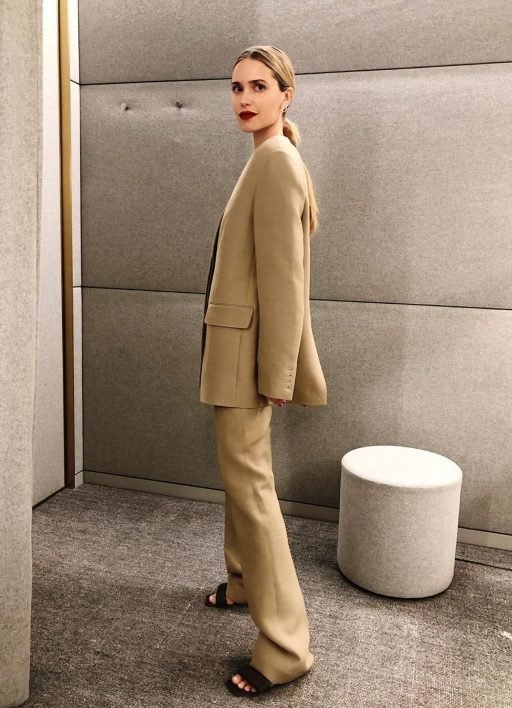 8 Best Minimalist Fashion Outfits: Chic Minimalist Looks for Women