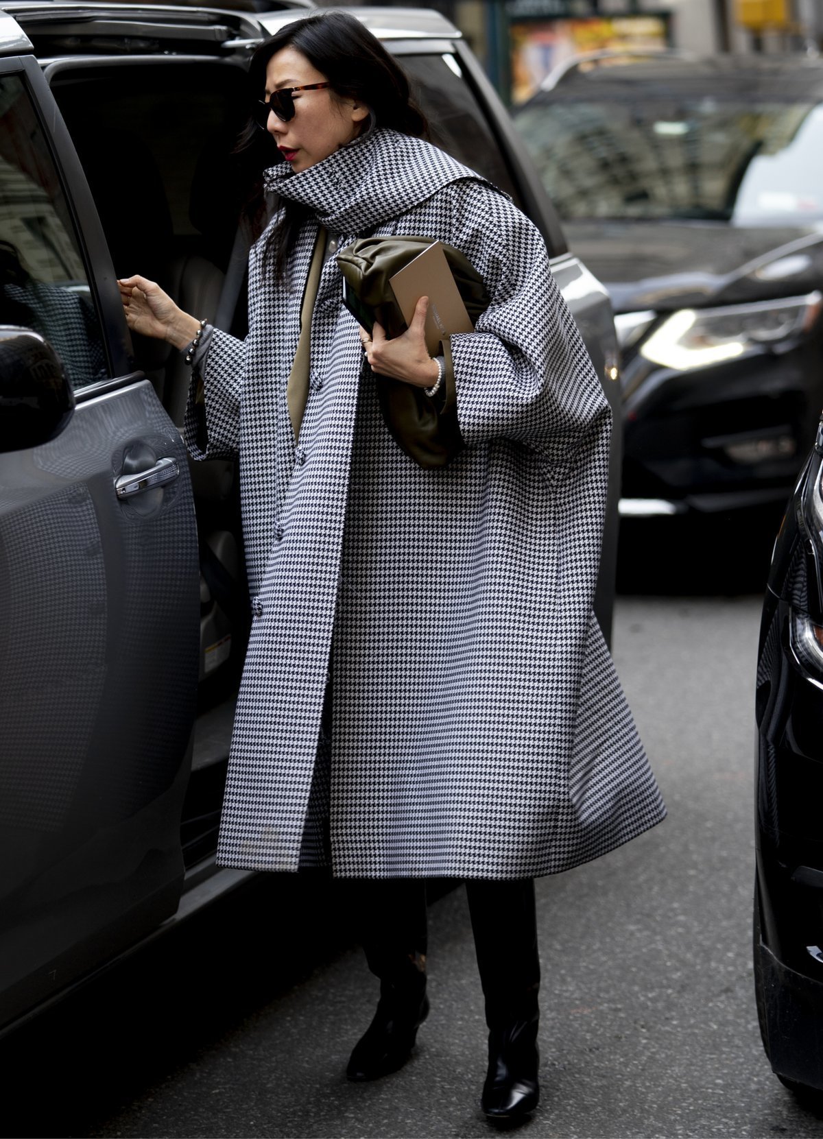 Street Style from New York_Gingham Cape Coat