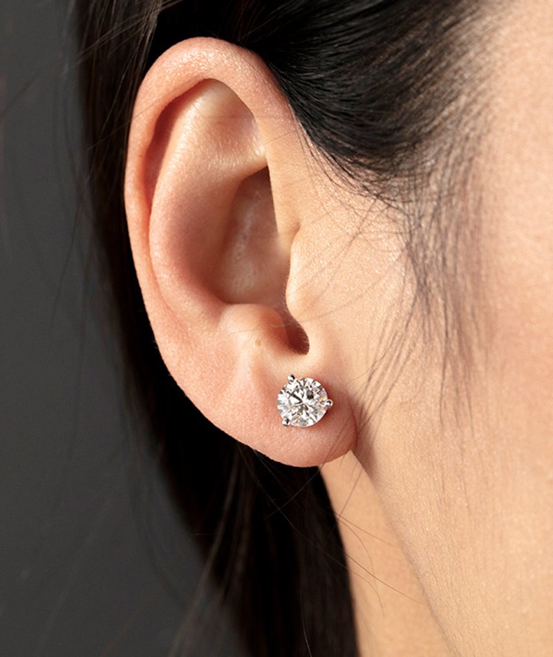 Day Diamonds_0023_8b THREE-PRONG STUD EARRINGS HEARTS ON FIRE - Three-Prong Stud Earrings