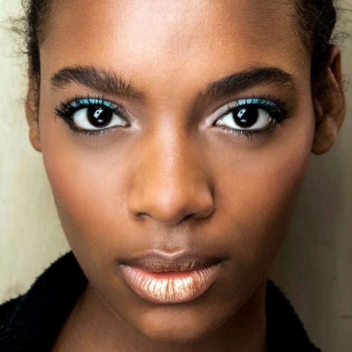 Liquid Eyeliner _ Holding_Square