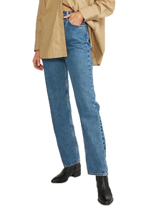 16 Essential Types of Jeans You Need in Your Wardrobe