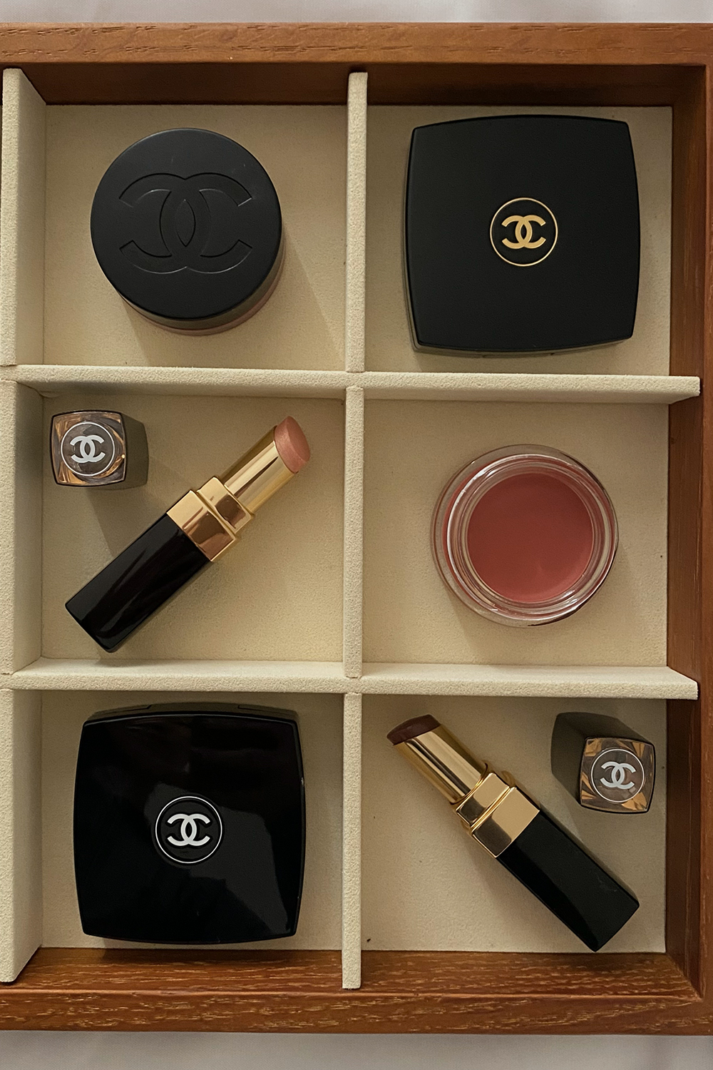 %C2%A09 Non-Negotiables in Our Makeup Bag %28Hint%3A It%E2%80%99s All Chanel%29