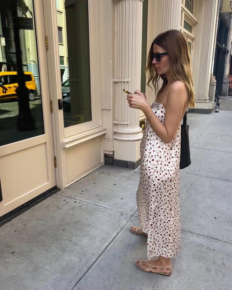 The Best Floral Dresses Stylists Recommend for Everyday Style