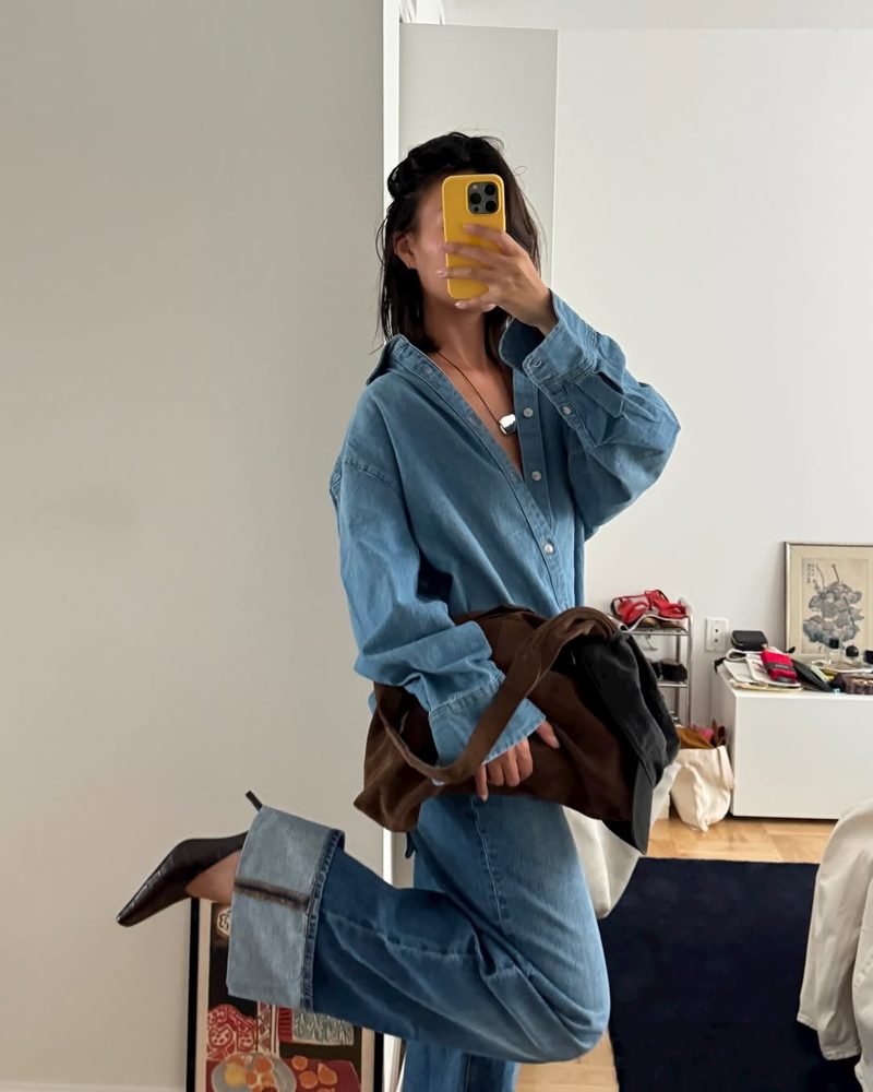Casual denim-on-denim outfit with oversized chambray shirt%2C cuffed jeans and brown leather tote%2C styled in a relaxed off-duty look