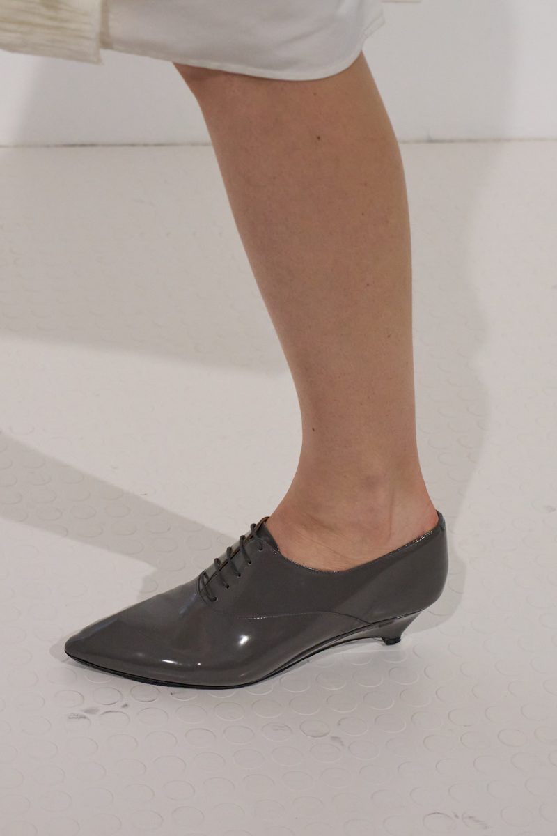 Jil Sander sleek gray patent leather pointed-toe low heel oxford shoes with lace-up detail
