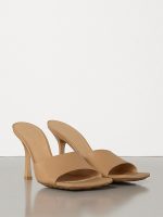 Modern Melange Outift 1_0003_6a Bottega Veneta STRETCH SANDALS IN NAPPA DREAM