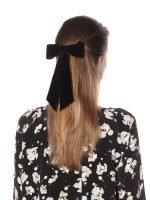 Ponytail Hairstyles_0006_5 JENNIFER BEHR Velvet bow barrette on model
