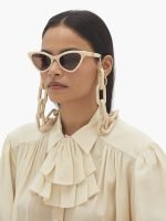 Spring 2020_Accessories__0001s_0006_13a GUCCI Cable-link resin glasses chain on model